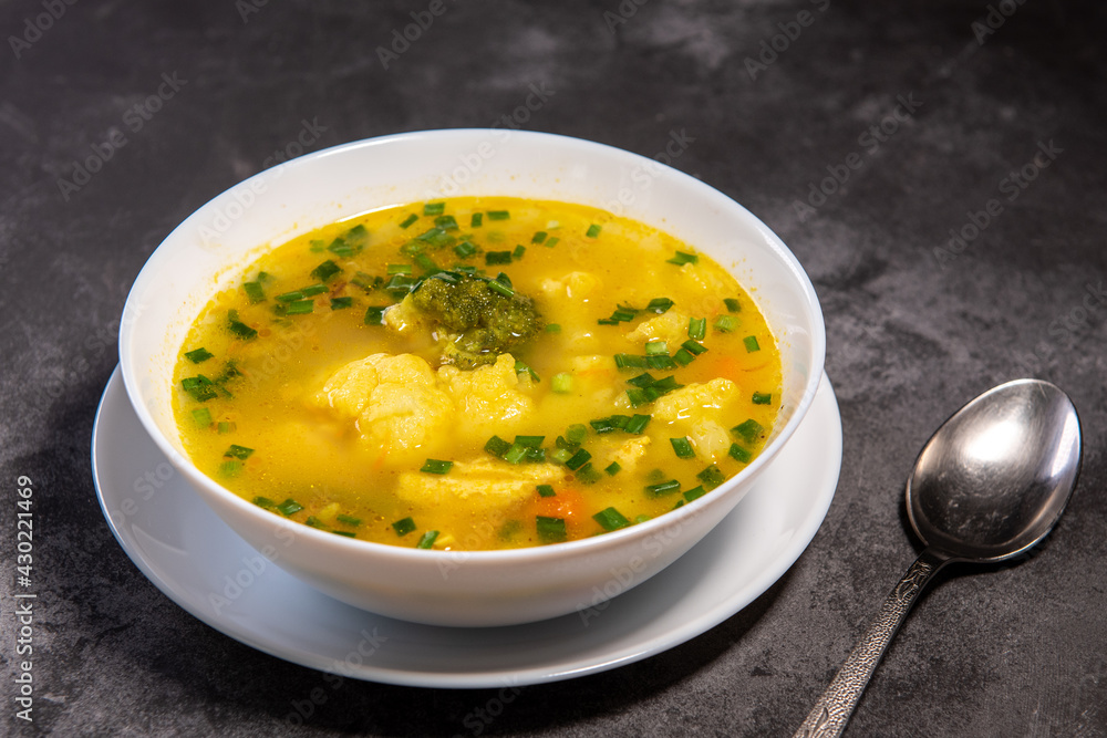 Stock-Foto „Vegetable soup. Ready-made vegetable lunch for lunch, hot ...
