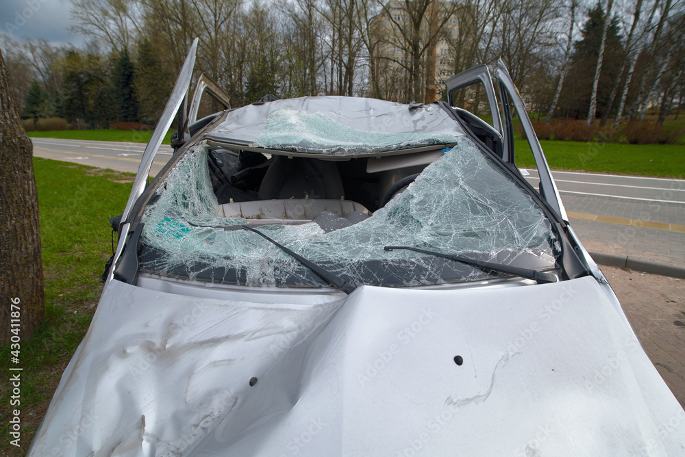 Stock-Foto „Damaged windshield, crashed and damaged car after deadly ...