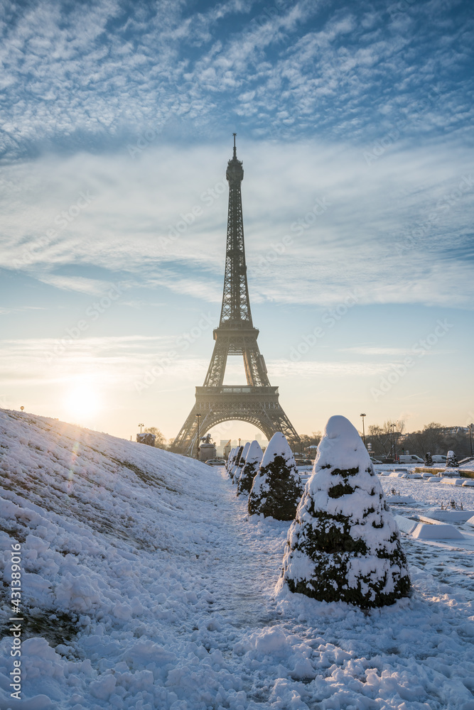 Eiffel Tower in winter at sunrise, Paris, France の Stock フォト | Adobe Stock