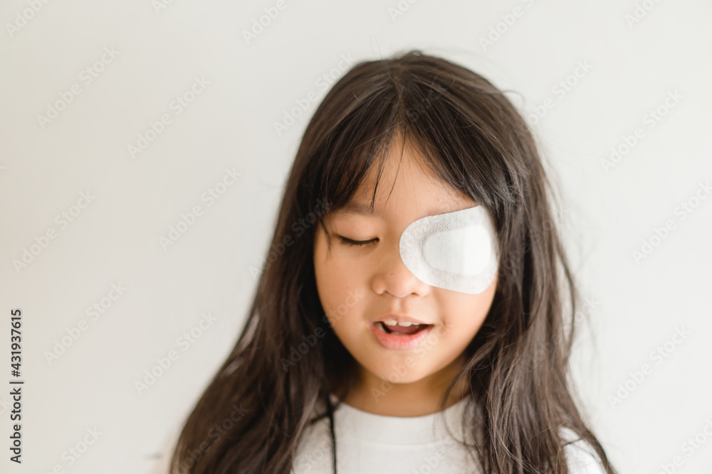 Foto de Stock Lazy Eye amblyopia in children.Eye care.Little asian girl ...