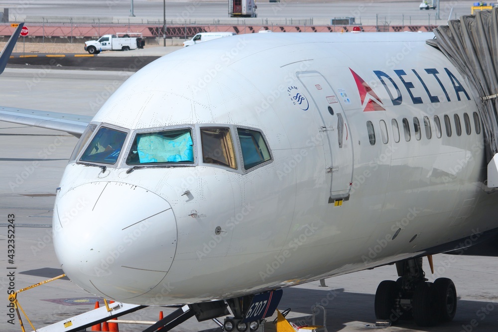Foto de Stock LAS VEGAS, USA - APRIL 15, 2014: Boeing 737 of Delta ...