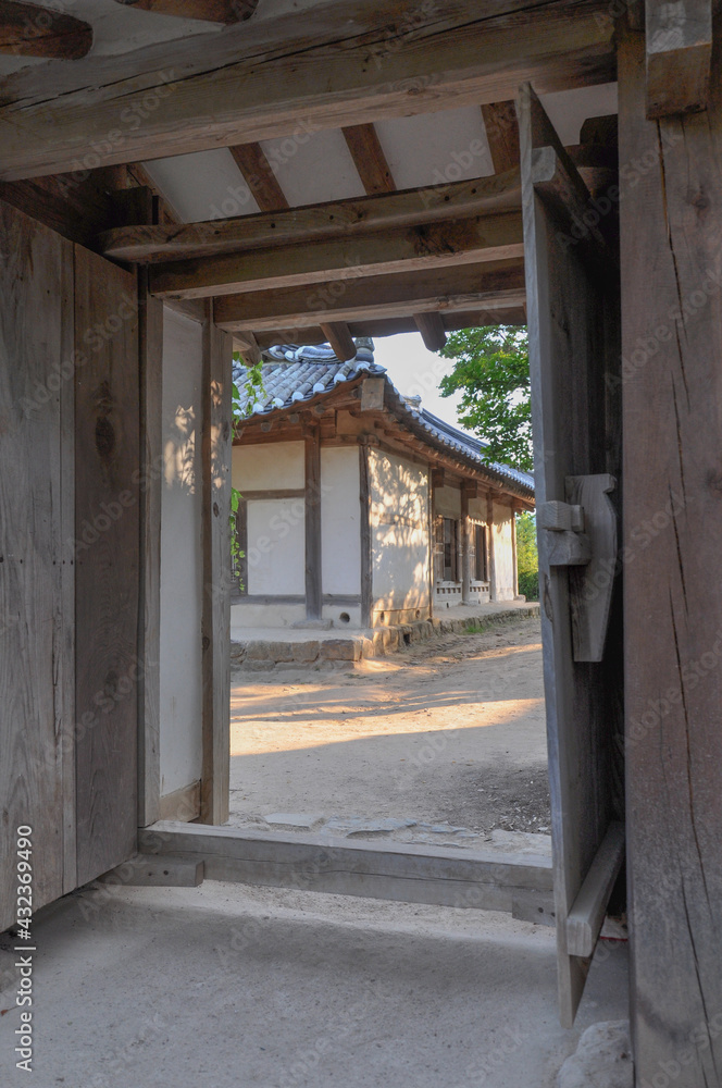 Foto Korean Confucian Academy from Joseon Dynasty era. Courtyard view ...