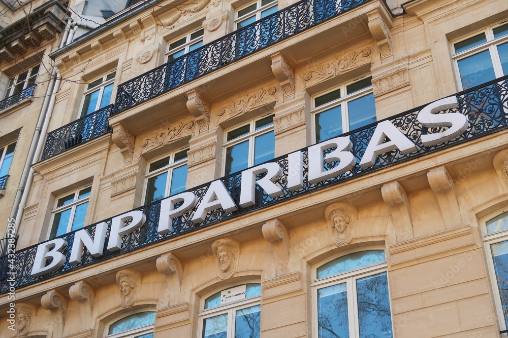 Enseigne BNP Paribas, célèbre banque française, sur la façade d'un ...
