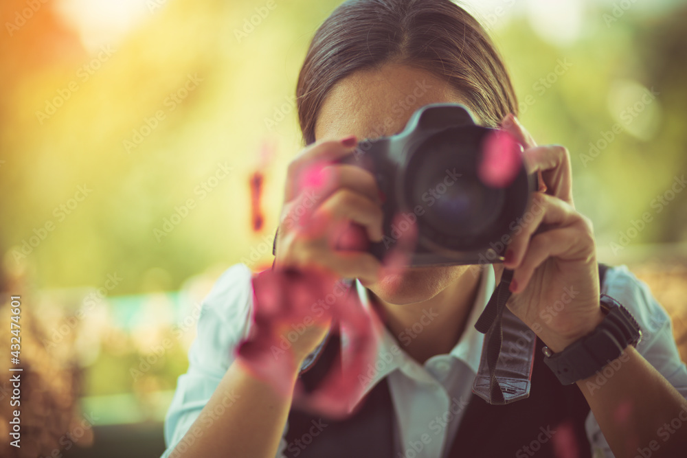 Take a photo of the evidence with a camera. FBI woman works on a case ...