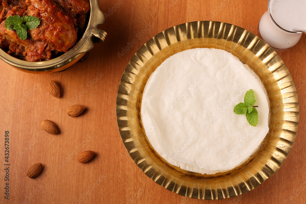 Foto Rice pathiri, Pathir flat bread with spicy chicken curry, Kerala ...