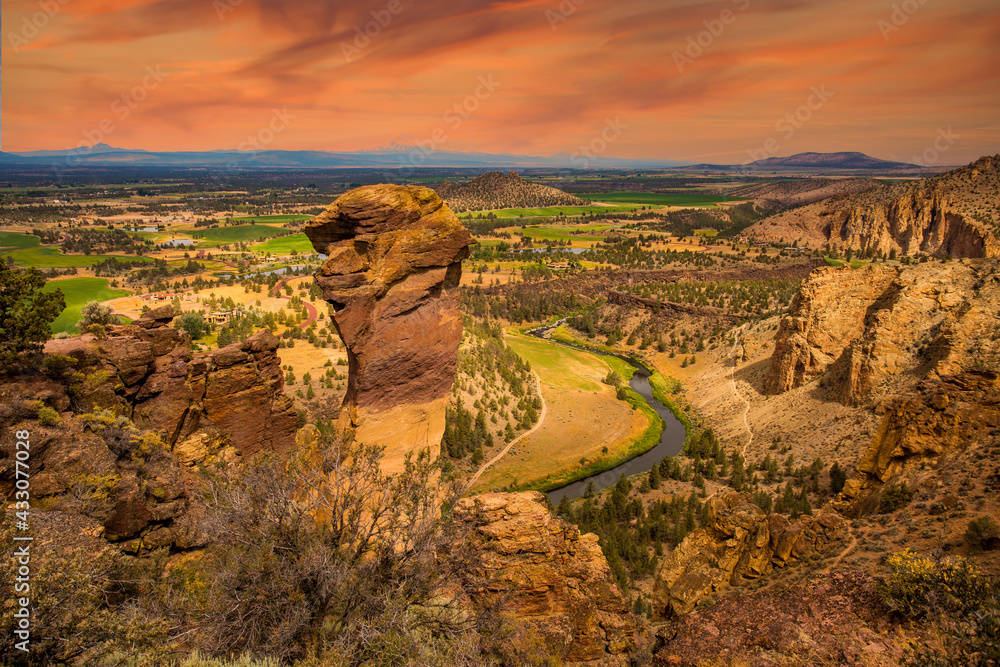 Monkey Face and Crooked River in Smith Rock State Park. Smith Rock ...