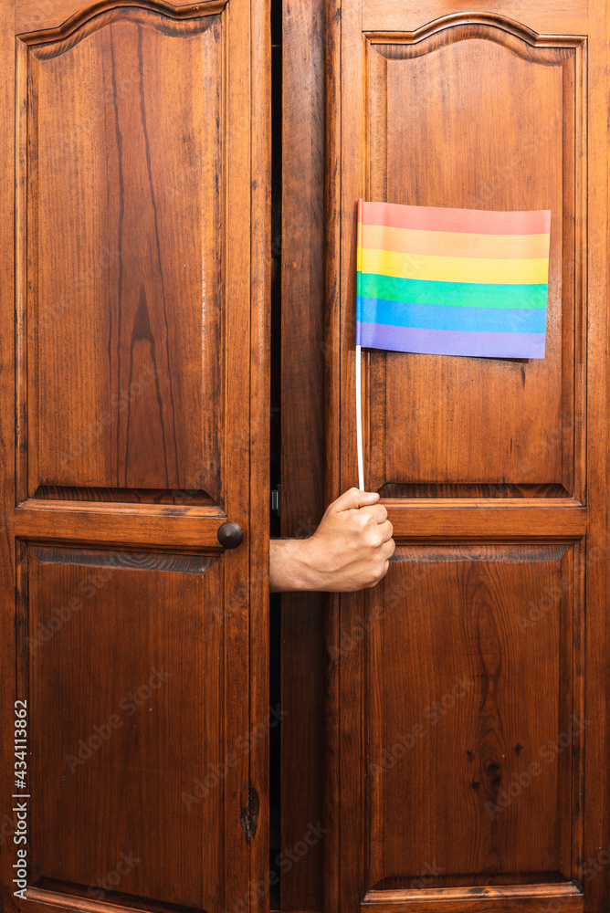 Foto unknown person hand coming out of closet with gay pride flag. come ...