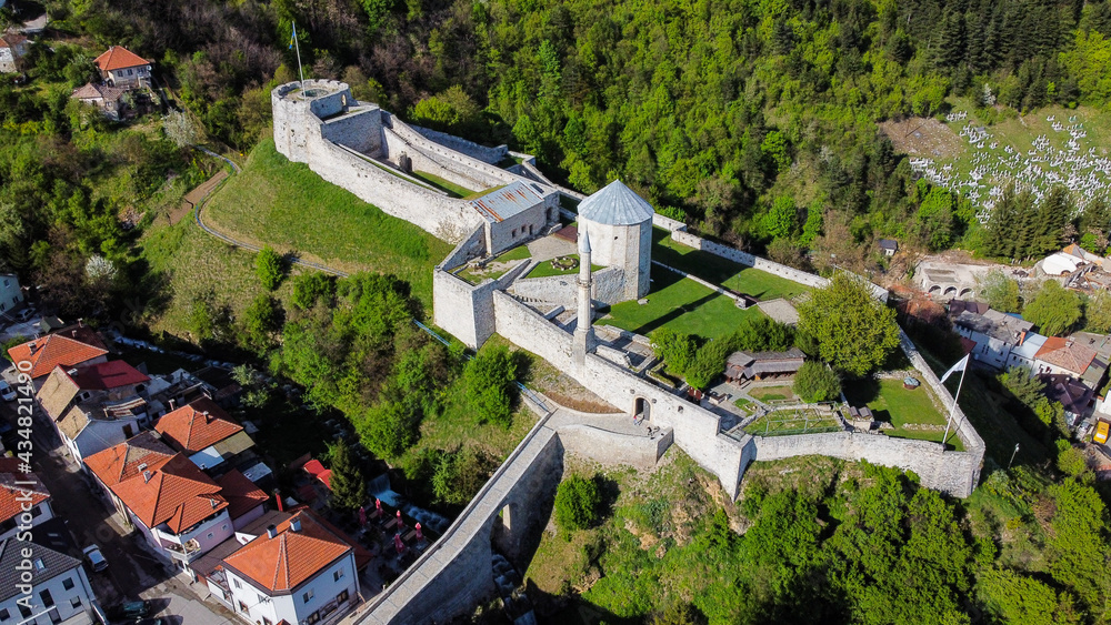 Foto stock di Aerial drone view of Travnik Castle. Medieval walls and ...