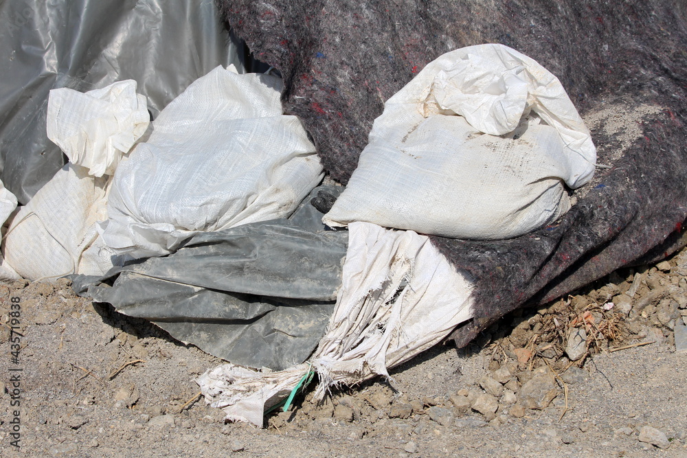 Foto Bunch of new and old broken and ripped apart white sandbags ...