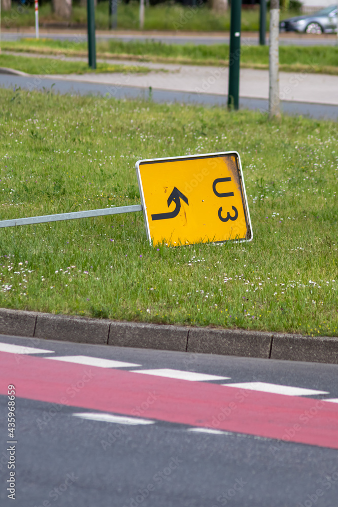 Foto de Stock Yellow traffic sign for redirection on urban streets ...
