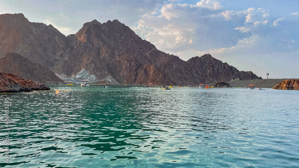 Stock-Foto „Hatta Dam Lake in mountains enclave region of Dubai, United ...