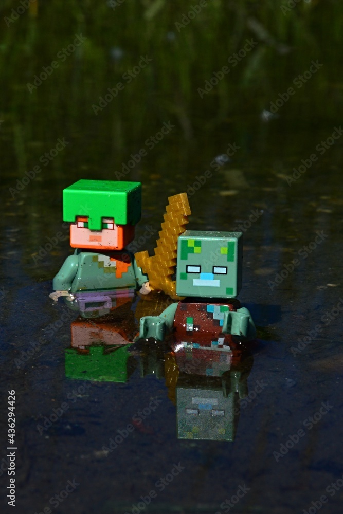 Foto Minecraft LEGO action figure of Alex attacking drowned zombie ...