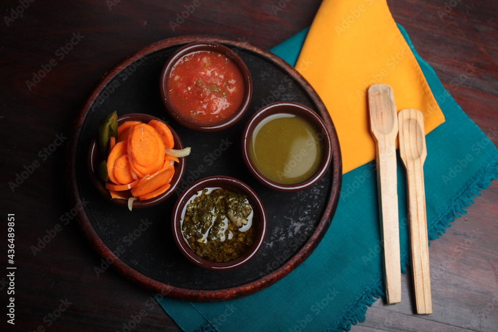 Diferentes dips, salsas para degustar en un plato decorado de manera ...