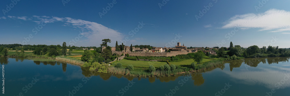 Fotografie Panoramic aerial view of Castellaro Lagusello castle on ...