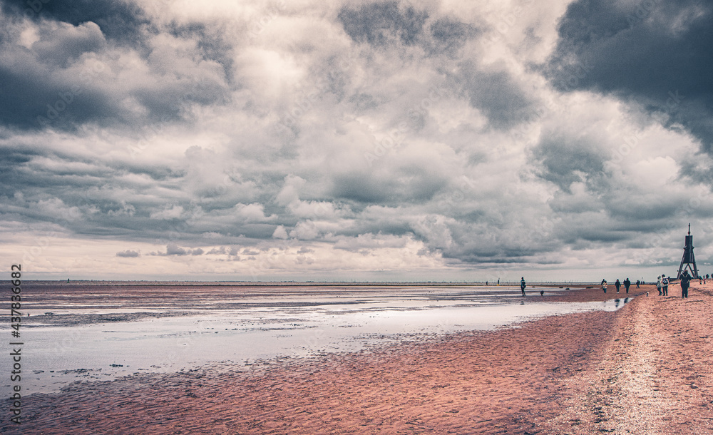 Strand von Cuxhaven an der deutschen Nordseeküste bei Ebbe mit dem ...