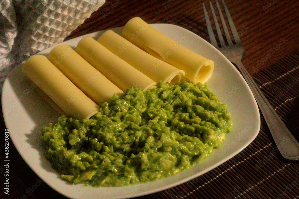 te, pan casero y aguacate o palta con queso, once chilena, colores ...