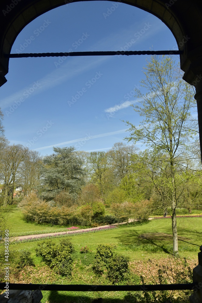 Le parc du château de Grand-Bigard avec ses pelouses ,ses chemins et ...