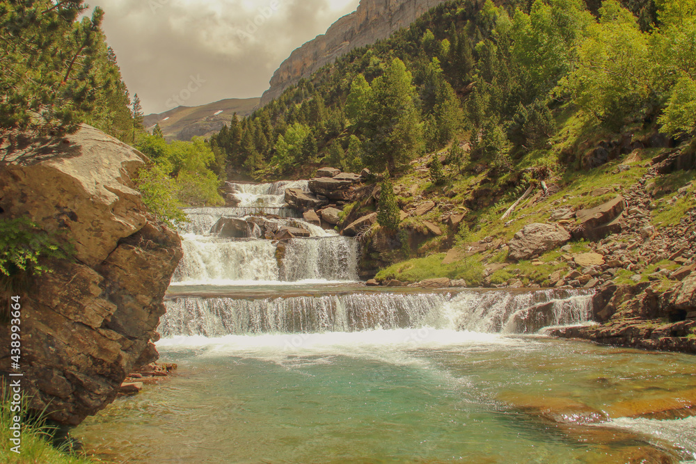 Cascada de Soaso (también conocida como Escalones de Soaso) en el río ...