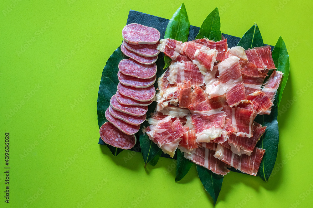 Embutido español. Gastronomía y alimentación en España.Jamón Serrano ...