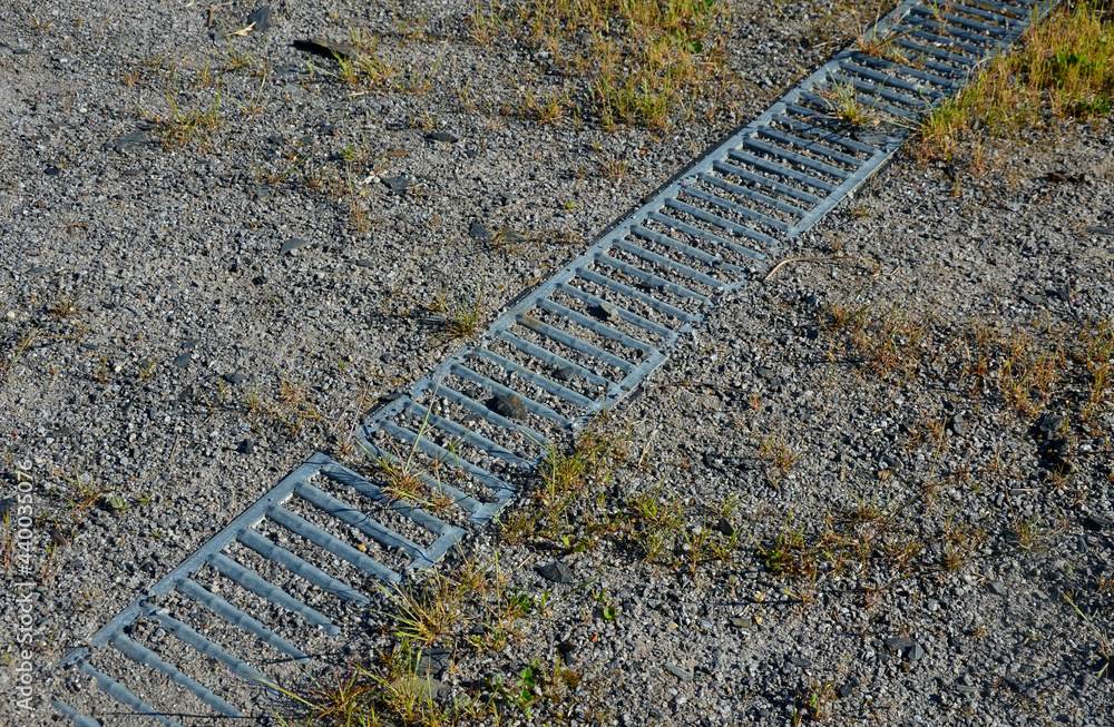 Drainage of the path by means of a gutter under which water flows. the ...