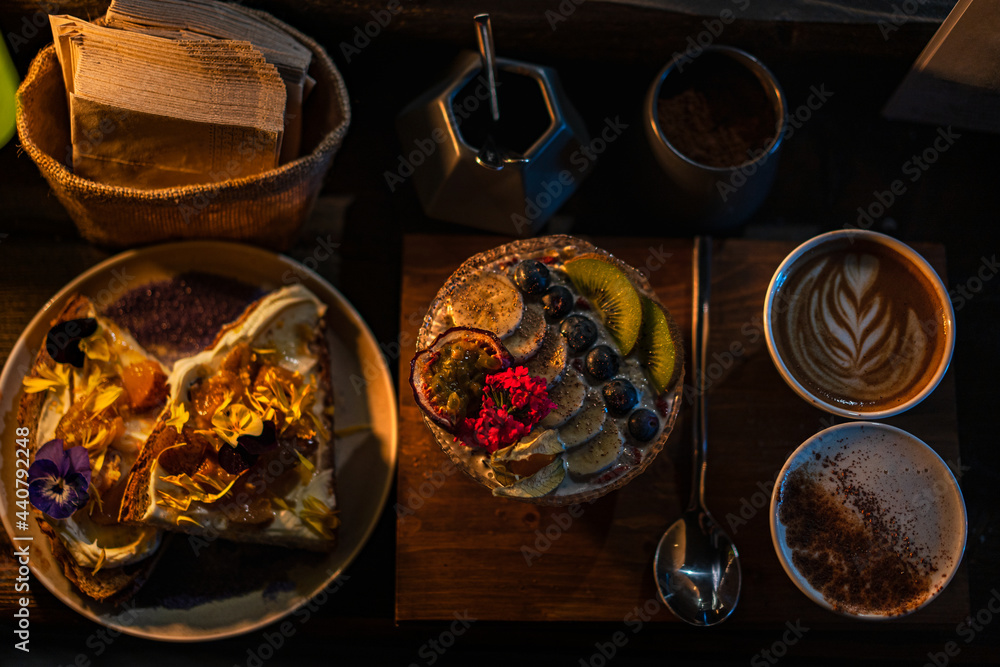 Foto de Stock desayuno delicioso lleno de color con tostada con 3 tipos ...