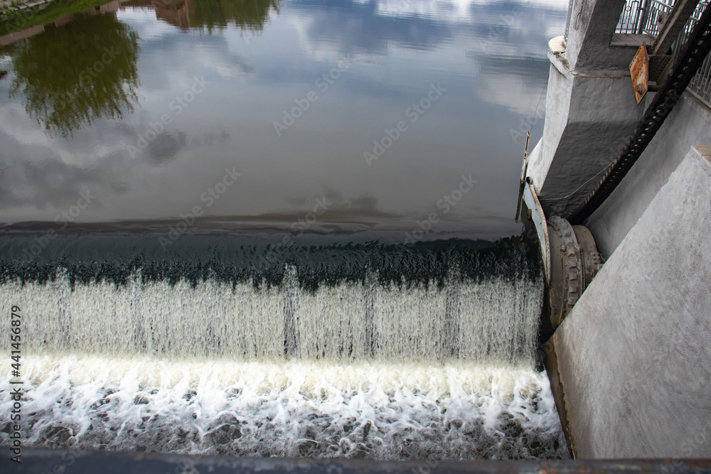 dam with lifting mechanisms for gates and reinforced concrete ...