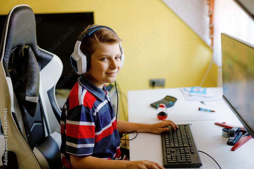 Stock-Foto „Preteen kid boy playing computer games on desktop pc ...