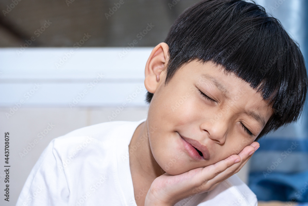Stock-Foto „Asian little boy is doing a terrible toothache. Portrait a ...