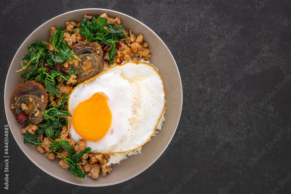 Foto de Stock Khao Pad Ka Prao Kai Yeow Ma Kai Dao, Thai food, streamed ...