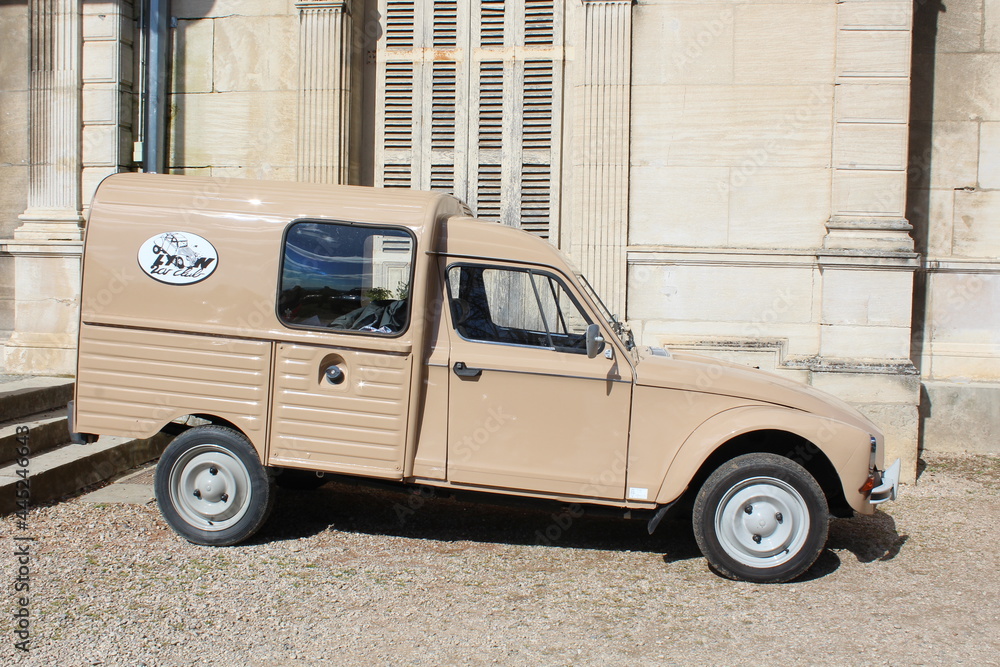 Citroen Dyane camionette, voiture de collection transformée en camping ...