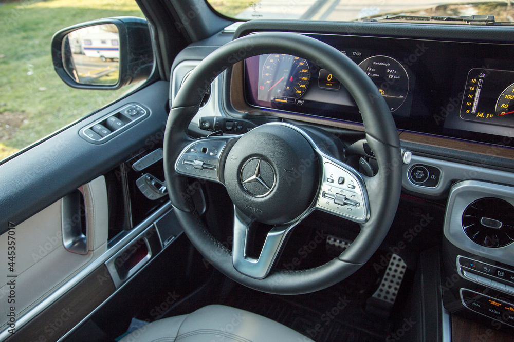 Foto de Stock Mercedes-Benz G500 is a four-wheel drive luxury SUV. It ...