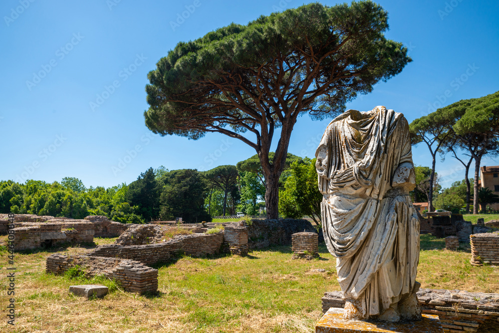 Foto Ostia Antica, Rome Italy.Detail of a toga statue in the ...