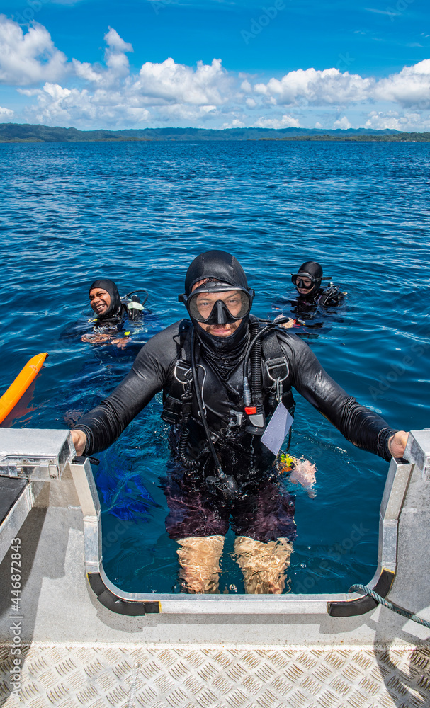 Photo Stock diver climbing back into dingy after a successful dive in ...