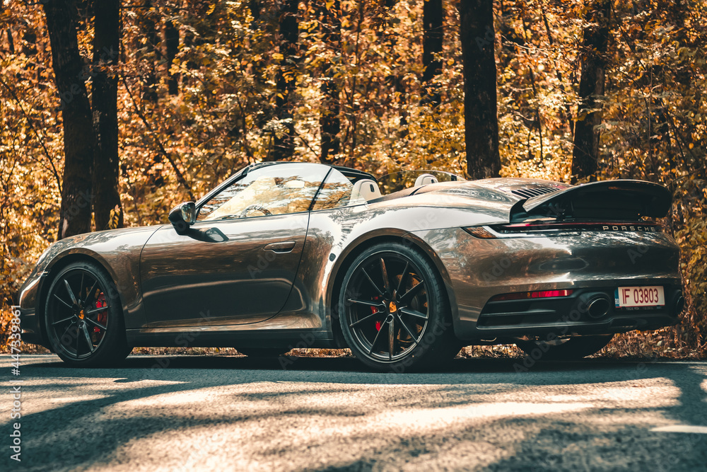Foto de Stock Porsche 992 Carerra 4s Cabriolet 911 rear end shot, stop ...