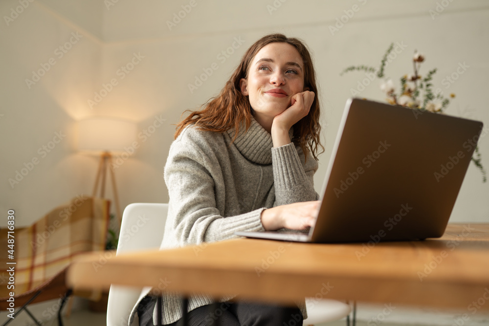 Stock-Foto „Young woman with an impish grin and look of anticipation ...