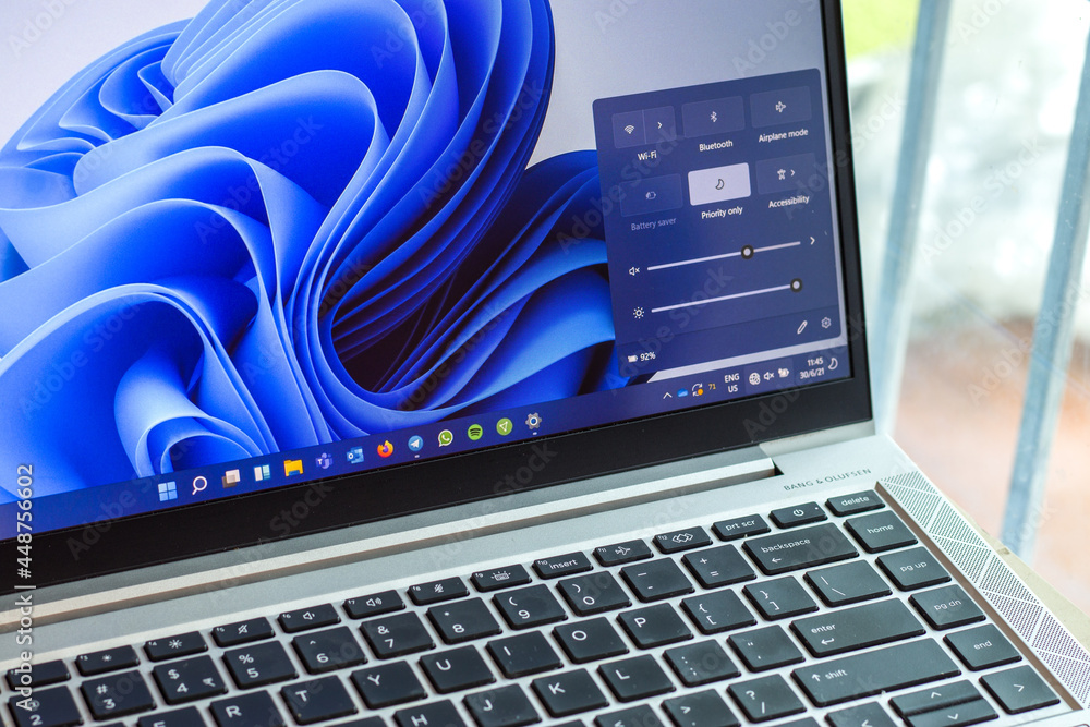 Foto Assam, india - June 17, 2021 : Windows 11 logo on laptop screen ...