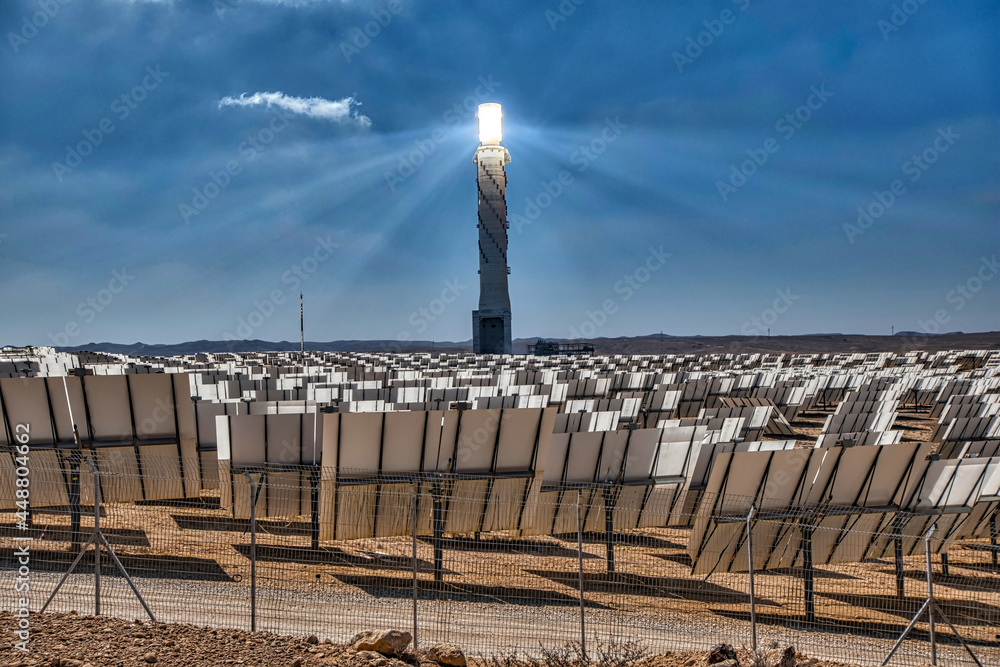 Photo Stock Concentrated solar power plant with mirrors focusing the ...