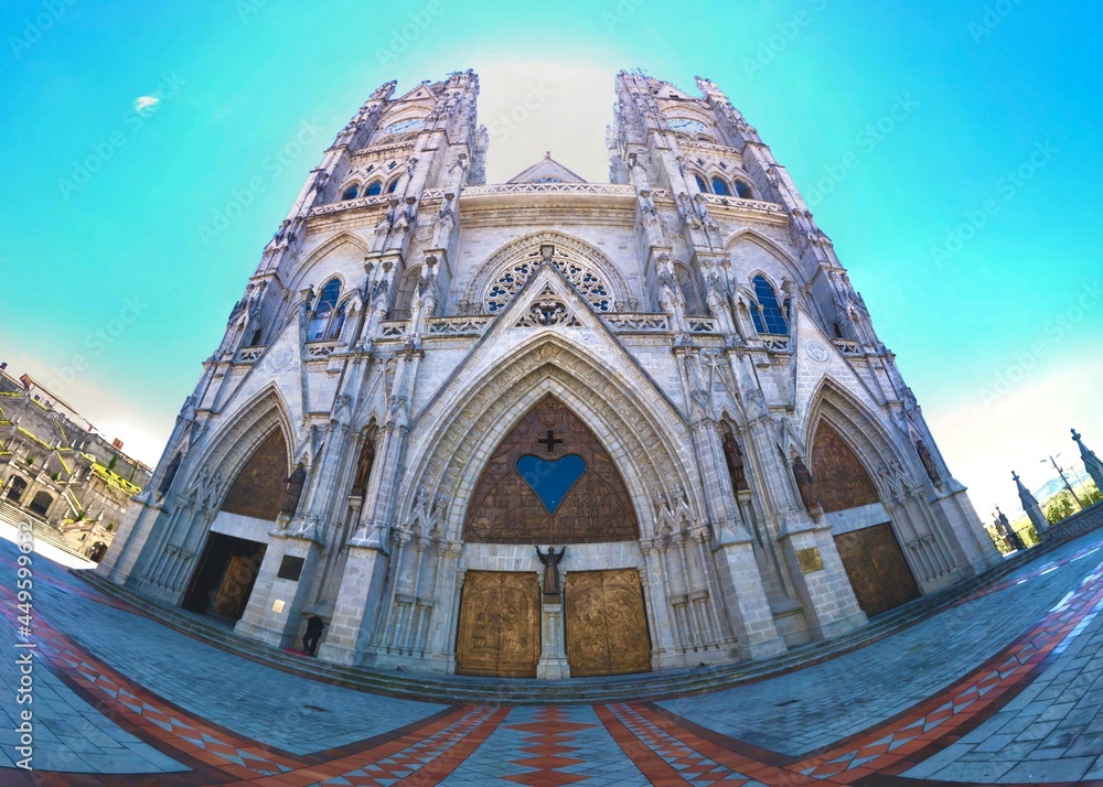 Iglesia Basílica del Voto Nacional de Quito. Toma panorámica ...