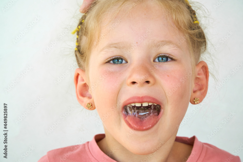 Photo Stock Cheerful child. Girl laughs close-up of the face on a white ...