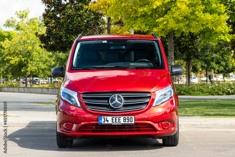 Mercedes Vito 124 cdi Tourer is a minivan produced by Mercedes-Benz ...