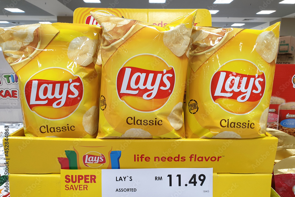 Foto de Stock Classic Lay's potato chips for sale in the grocery store ...