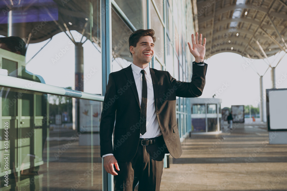Foto Bottom view friendly young traveler brunet businessman man 20s ...