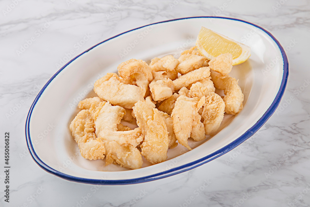 ración de chocos rebozados fritos con limón. tapas, tapas bar, casera ...