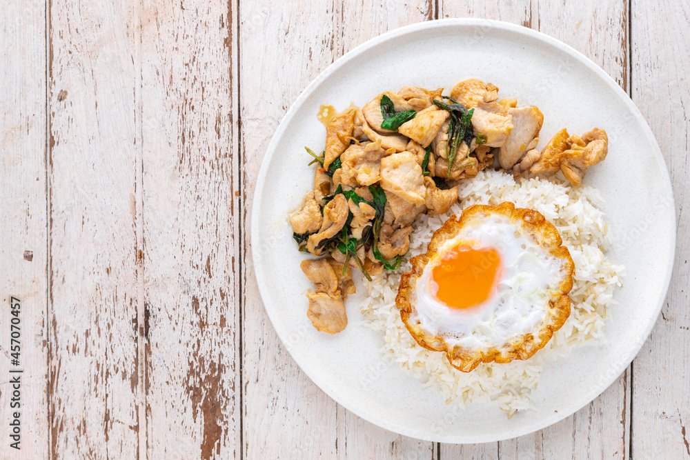 Foto stock di Khao Pad Ka Prao Gai Kai Dao, Thai food, streamed rice ...