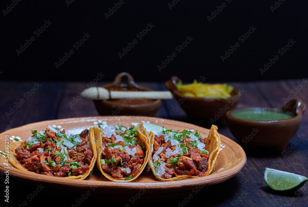 Tacos al pastor, tradicional comida mexicana, con cebolla, cilantro ...