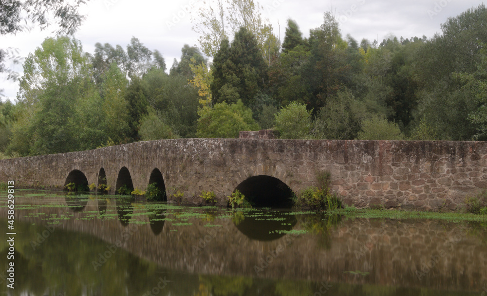 Foto de Stock Ponte medieval construída em pedra em espelho na água do ...