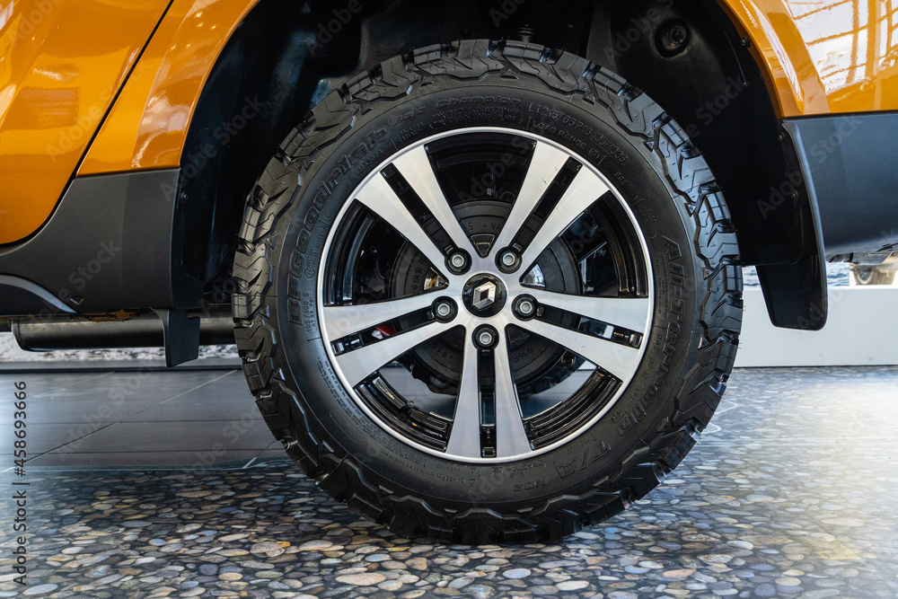 Foto de Stock Renault Duster SUV in gold color at Renault showroom ...