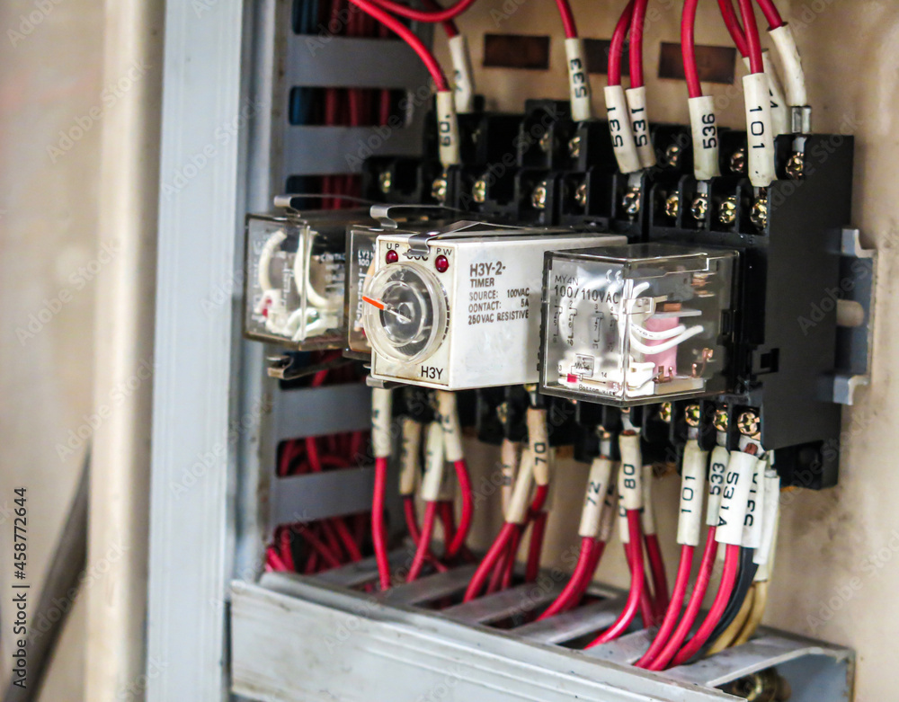 The storage box control cabinet is processed by a relay to calculate ...