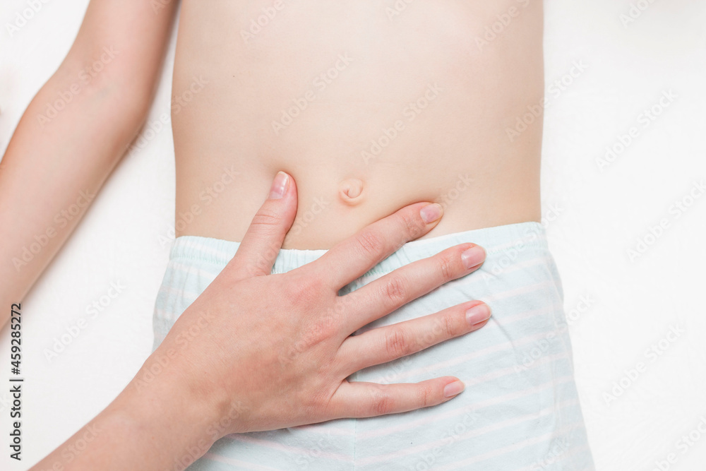 Стоковое фото «The surgeon examines the patient's abdominal cavity for ...