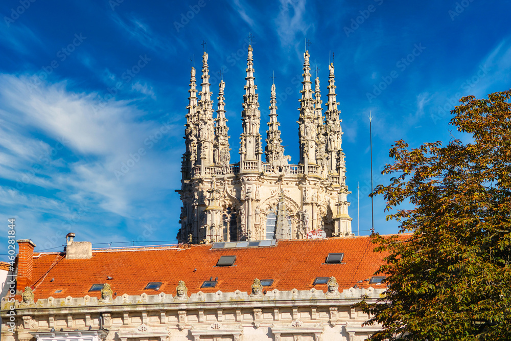 Foto de Stock Cimborrio catedral gótica siglo XV de Burgos sobre tejado ...